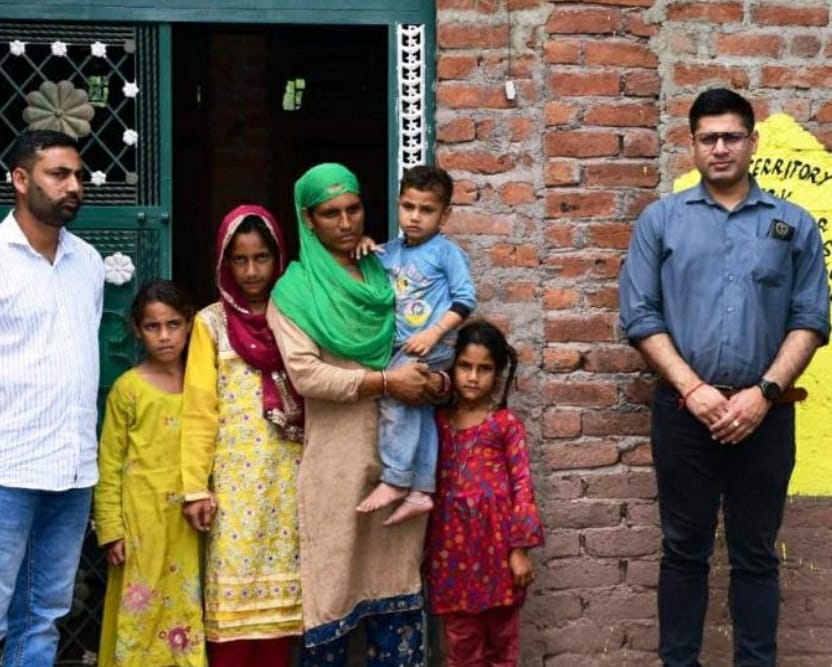 PMAY-G scheme: DC Rajouri interacts with beneficiaries during ...